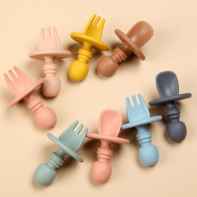 Cina La coltelleria approvata del silicone di FDA LFGB BPA ha messo la forcella del cucchiaio di addestramento del bambino intorno al mestolo molle della maniglia in vendita