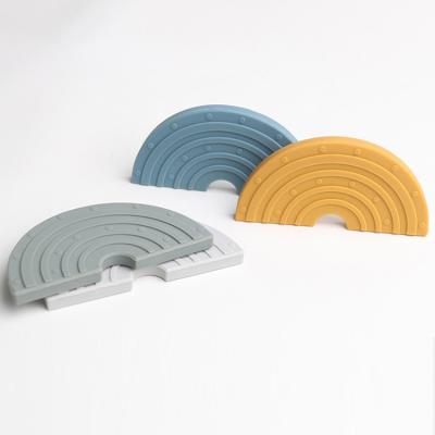Cina Giocattoli liberi su ordinazione di Teether dell'arcobaleno del silicone del bambino di BPA 9.2*4.5*0.7cm in vendita