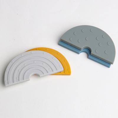 Cina Giocattoli liberi su ordinazione di Teether dell'arcobaleno del silicone del bambino di BPA 9.2*4.5*0.7cm in vendita