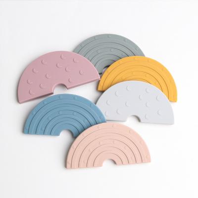 Cina Giocattoli liberi su ordinazione di Teether dell'arcobaleno del silicone del bambino di BPA 9.2*4.5*0.7cm in vendita