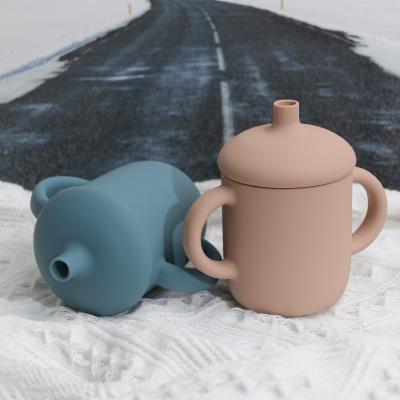 Cina Infante dei bambini del ODM che prepara il lattice sippy del coperchio del silicone della tazza libero con paglia in vendita