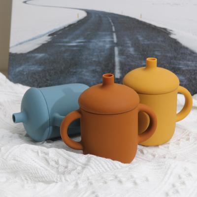 Cina Infante dei bambini del ODM che prepara il lattice sippy del coperchio del silicone della tazza libero con paglia in vendita
