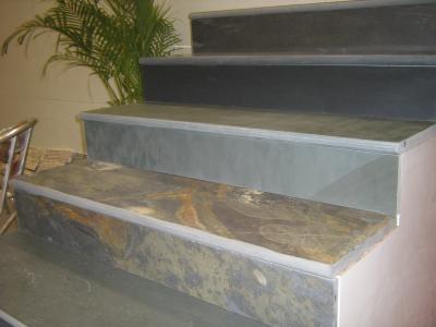 China La pizarra oxidada camina las escaleras multicoloras de la pizarra con la superficie y el Bullnose naturales de la hendidura en venta