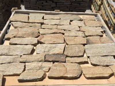 Chine Revêtement naturel de quartzite de quartzite de gisement de pierre de quartzite de placage aléatoire jaune d'or de pierre à vendre