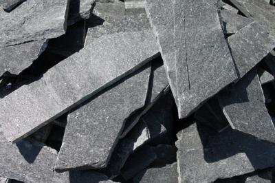 China Losa al azar de la cuarcita negra, losa irregular, calzada de la losa, piedra loca en venta