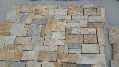 China Revestimiento al azar de la piedra de la pizarra de la losa de la pizarra de campo de la pizarra natural amarilla de la piedra en venta