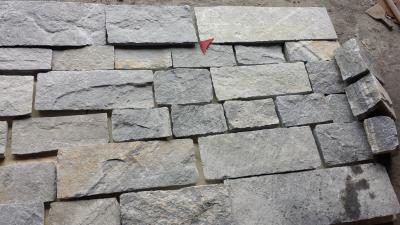China La pared azul de la cuarcita teja el muro de contención de piedra natural de la cuarcita del revestimiento con L piedra de la esquina en venta