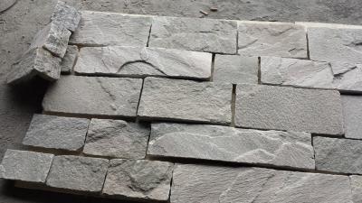 China La pared rosada de la cuarcita teja el muro de contención de piedra natural de la cuarcita del revestimiento con L piedra de la esquina en venta