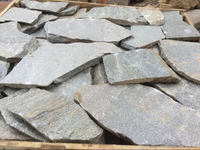 China Losa irregular de piedra loca de la losa al azar verde de la cuarcita que ajardina piedras en venta