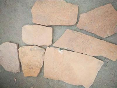 China Losa irregular de piedra loca de la losa al azar rosada de la piedra arenisca que ajardina piedras en venta