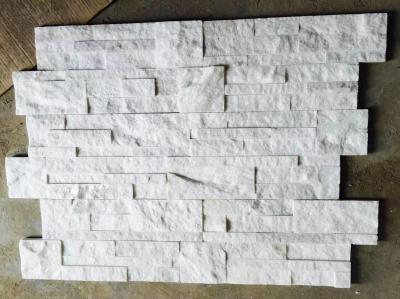 China La cuarcita blanca como la nieve S cortó el revestimiento de piedra, piedra blanca estupenda de la cultura de la chapa de la piedra de la cuarcita 18x35 en venta