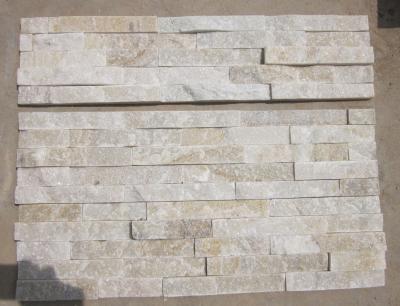 Chine La pierre empilée par quartzite ene ivoire, quartzite blanche comme le lait lapident légèrement le placage, pierre blanche cassée de culture de quartz à vendre