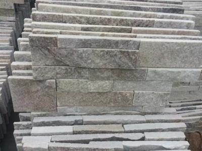 Chine Le placage en pierre mince de quartzite en bois d'or de veine, la pierre naturelle de culture de quartz, S a coupé le revêtement en pierre à vendre