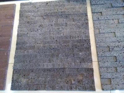 Chine Pierre gris-foncé de culture de basalte, panneau en pierre empilé de roches volcaniques, placage en pierre extérieur pour le mur à vendre