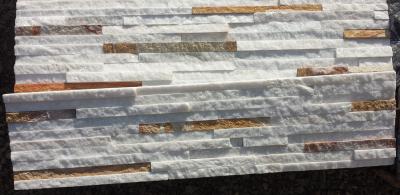 Chine La quartzite blanche a mélangé le placage en bois jaune de pierre de grès, panneaux multicolores de registre de forme de cascade à vendre
