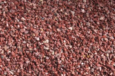 Chine Le gravier rouge, rouge a écrasé les pierres en pierre et cassées, cailloux faits rouges, aménageant des graviers en parc à vendre