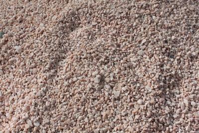 Chine Le gravier rose, jaunissent la pierre écrasée, pierres cassées, cailloux faits de rose, aménageant des graviers en parc à vendre
