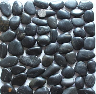 Chine Mosaïque noire de caillou, pierre noire de pavé sur la maille, feuille en pierre de mosaïque de rivière, cailloux engrenés à vendre