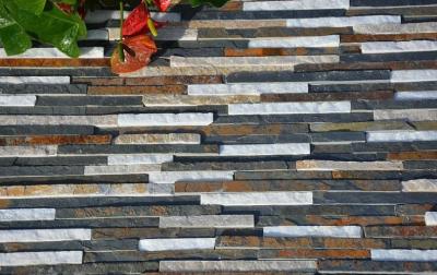 Chine Mini pierre empilée d'ardoise multicolore blanche de quartzite, forme Ledgestone, vrai revêtement en pierre, pierre de cascade de culture à vendre