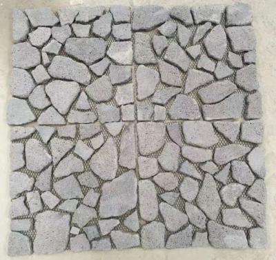 Chine Mosaïque noire de pierre de lave, modèle de mosaïque en pierre naturel, tuiles de mur de mosaïque de basalte, mosaïque en pierre intérieure à vendre