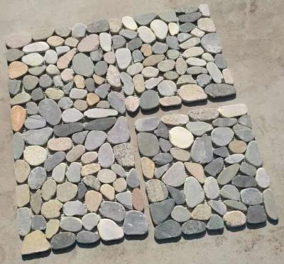 Chine Mosaïque multicolore de caillou, modèle de mosaïque en pierre naturel, tuiles de mur de mosaïque de caillou, mosaïque en pierre intérieure à vendre