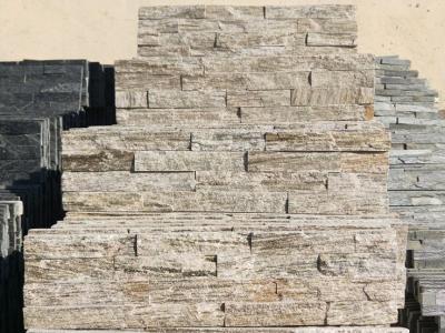 Chine La pierre en bois blanche de culture de granit, placage en pierre mince naturel, cheminée a empilé le panneau de mur en pierre à vendre
