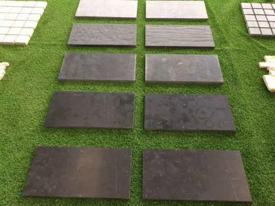 China Tejas azules de la piedra caliza, pavimentadoras de piedra negras, piedras del patio de la calzada, piedras de pavimentación del patio, solando en venta