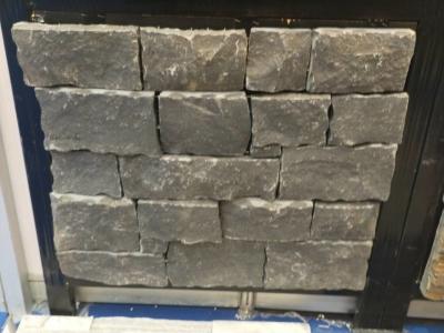 China Chapa negra de la piedra de la piedra caliza con el alambre de acero trasero, revestimiento de piedra negro de la pared del libro mayor en venta