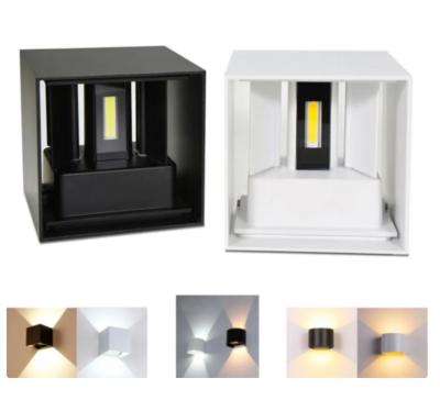 Cina Lampade da parete a doppio lato a LED Nero / Grigio Lampade da parete esterne impermeabili Moderno minimalista in vendita