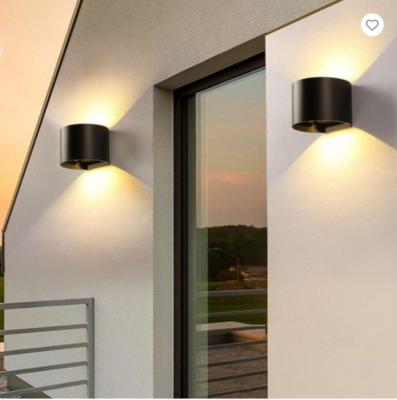 Cina Lampade da parete a doppio lato a LED Nero / Grigio Lampade da parete esterne impermeabili Moderno minimalista in vendita
