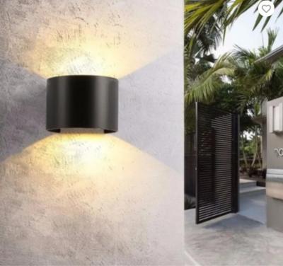 Cina Lampade da parete a doppio lato a LED Nero / Grigio Lampade da parete esterne impermeabili Moderno minimalista in vendita