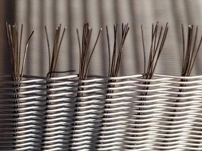This piece of rigid mesh is composed by bend wires in weft and seven stainless steel wires in warp.