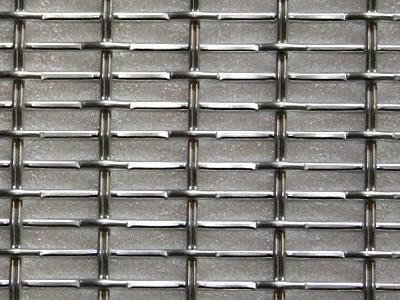 This piece of rigid mesh is composed by one pre-crimped weft wire and two crimped strings warp wire.