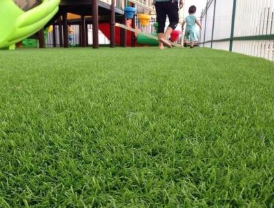 Cina Prato inglese artificiale resistente uv del tappeto erboso per l'asilo domestico in vendita