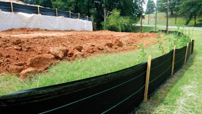 China High quality agricultural PP woven silt fence with wood stakes/ Ground cover for sale