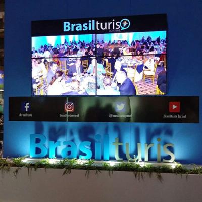 China Exhibición del quiosco del LCD de 46 de la pulgada 10X10 0.88m m liendres del bisel 500 en venta