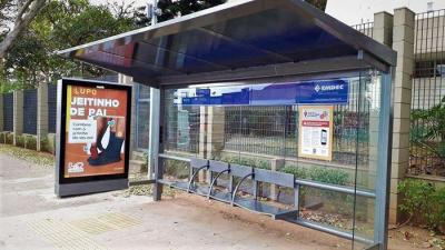 中国 2500Nits元のサムスン49のインチの二重側面屋外lcdのトーテムのデジタル表記 販売のため