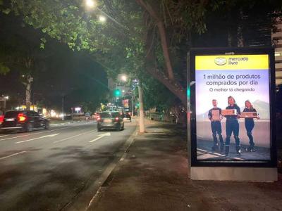 中国 2500Nits元のサムスンは55インチの倍Lcdのトーテムのデジタル屋外表記味方する 販売のため