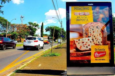 中国 55インチ屋外Lcdの広告スクリーンのちり止めの人間の特徴をもつWifi 4gデジタルの表記 販売のため