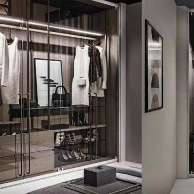 China Fester hölzerner Weg im Schlafzimmer-Garderobe Armoire-Wandschrank mit ausgeglichenen Glastüren zu verkaufen