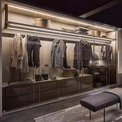 China Fester hölzerner Weg im Schlafzimmer-Garderobe Armoire-Wandschrank mit ausgeglichenen Glastüren zu verkaufen