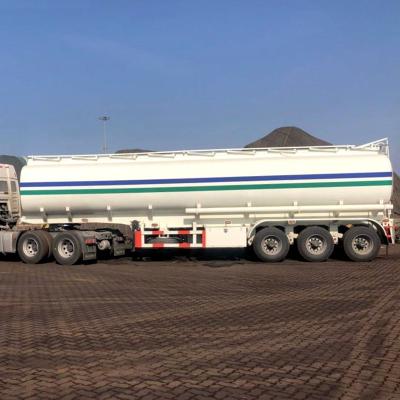 Cina 45000Its 3 Axle Gas Tanker Truck With JOST Landing Gear in vendita