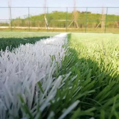 Cina erba artificiale del tappeto erboso di calcio di verde del campo di erba di calcio di 50mm in vendita