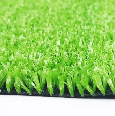 Cina palestra falsa all'aperto d'abbellimento 10mm del tappeto di nozze del prato inglese dell'erba artificiale di 15mm che pavimenta calcio in vendita