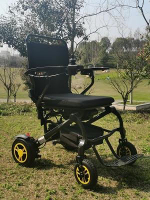 Cina Distanza di guida di 10 km sedia a rotelle elettrica in fibra di carbonio per disabili in vendita