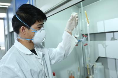 中国 マットの粉のコーティングのためのポリエステル樹脂の混合機ポリエステル樹脂を治すよい天気の抵抗TGIC 販売のため