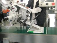 China RoHS Automatic Flat Bag Labeling Machine Double Side 600W 220V for sale