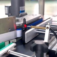 China Desktop Round Bottle Labeling Machine Automatic Wine and Juice Bottles Label Applicator Tool for sale