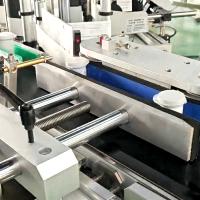 China PLC HMI Automatic Bottle Labeler Square Bottle Label Applicator For Cylindrical Containers for sale