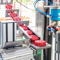 China Touchscreen Bottle Screw Automatic Capping Machine For Plastic Bucket Lid OEM for sale